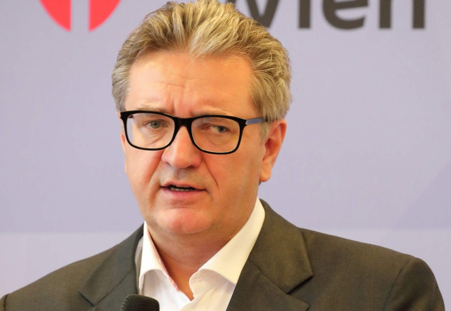 Rückforderungen bei Asylwerbern: SPÖ-Hacker nennt keine Zahlen ...